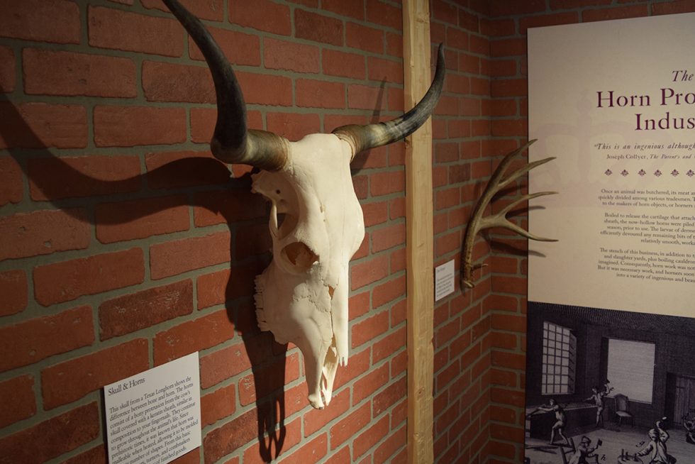 From Maps to Mermaids: Carved Powder Horns in Early America - Heinz ...